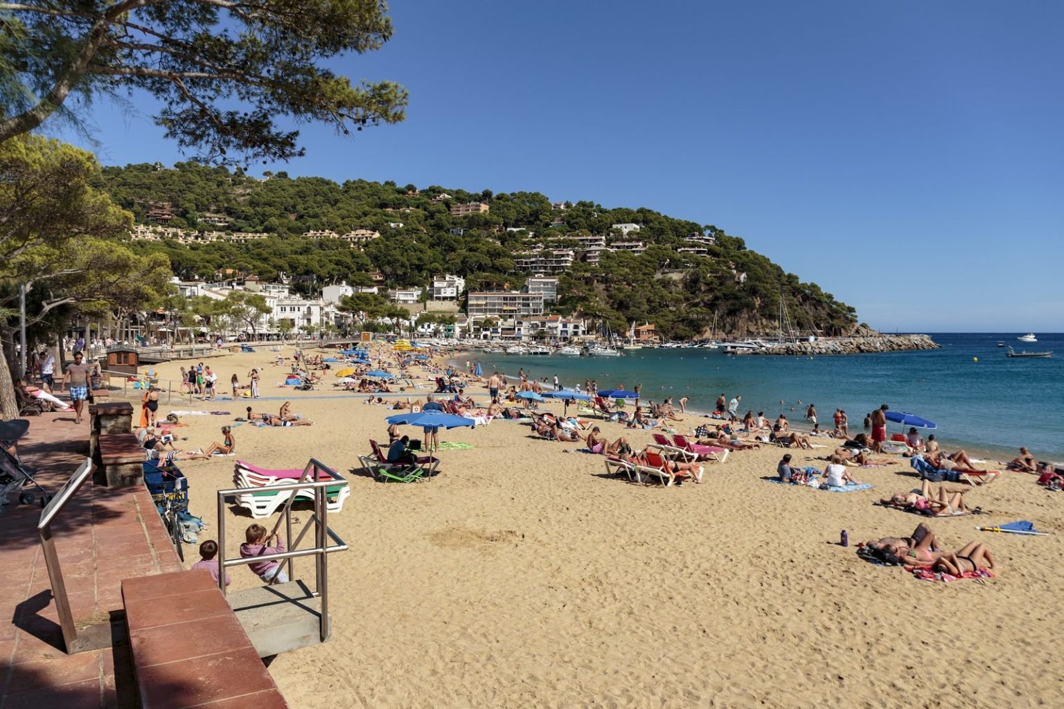M2 Lux - Llafranc - un pueblo costero de la Costa Brava.